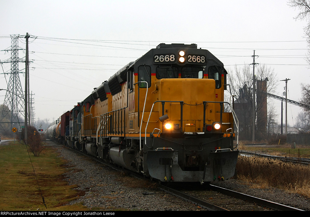 HESR 2668 leads 702 south at Mershon